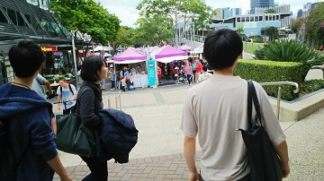 市内の公園では市場が開かれ、